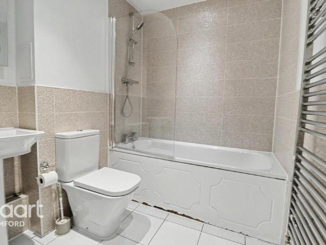 Crown Drive, ROMFORD 1 bed apartment to rent £1,450 pcm £335 pw