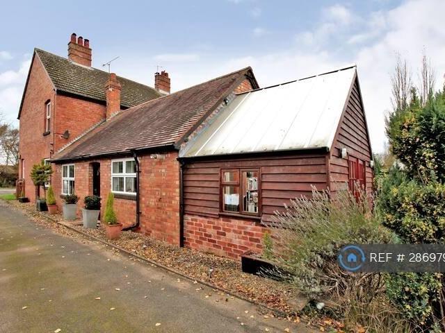 Crown East Lane, Worcester, WR2 3 bed semi detached house to rent £2,450 pcm £565 pw