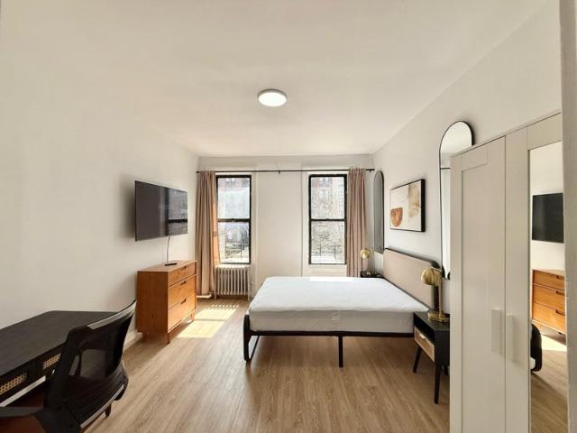 Crown Heights Room with HDTV Near Manhattan