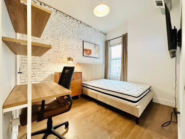 Crown Heights Room with HDTV Near Manhattan
