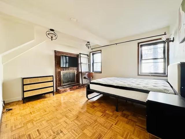 Crown Heights Room with HDTV near Manhattan