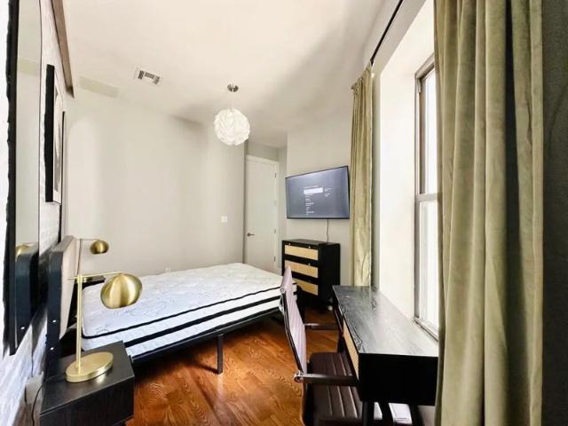 Crown Heights Room with HDTV Near Manhattan