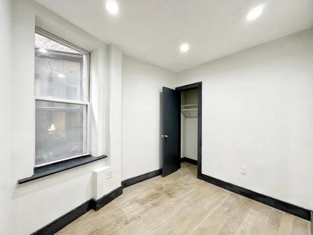 Crown heights roommate wanted in friendly apartmen