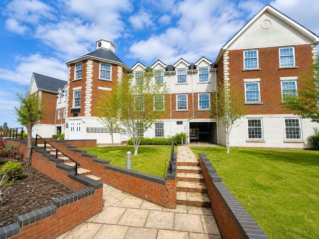 Crown Hill, Rayleigh SS6, 2 bed flat to rent, £1,350 pcm | PrimeLocation