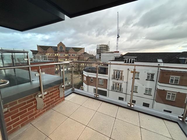 Crown Lane, Maidenhead 2 bed apartment to rent £1,950 pcm £450 pw