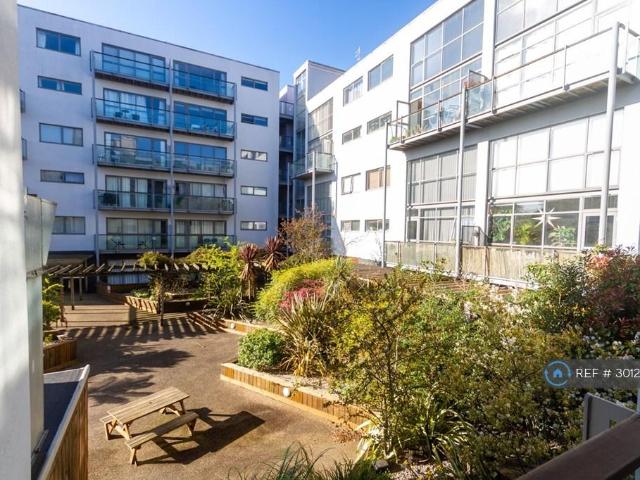 Crown Place, London, SE16 2 bed flat to rent £2,150 pcm £496 pw