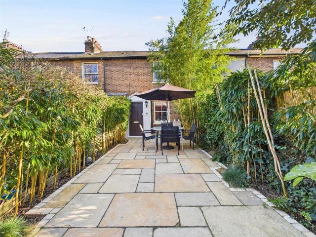Crown Road, St Margarets 2 bed terraced house to rent £3,600 pcm £831 pw