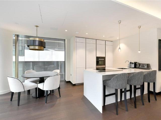 Crown Square, 1 Tower Bridge, London. 1 bed apartment to rent £3,900 pcm £900 pw