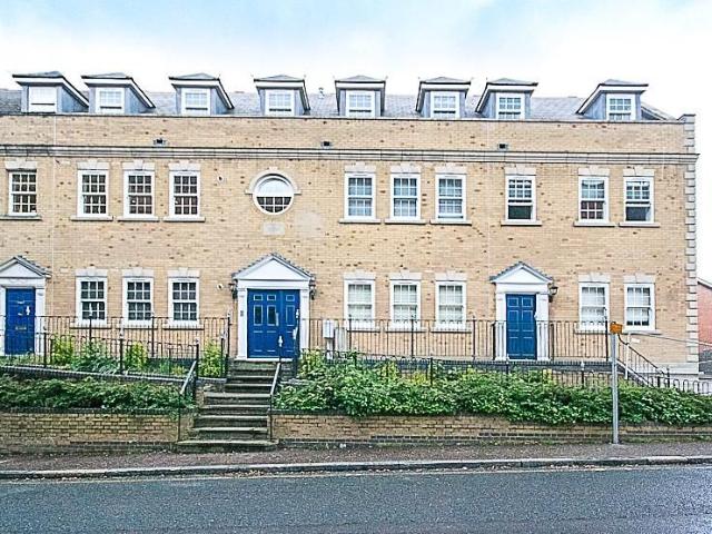 Crown Street, Brentwood CM14, 2 bed flat to rent, £1,800 pcm | PrimeLocation