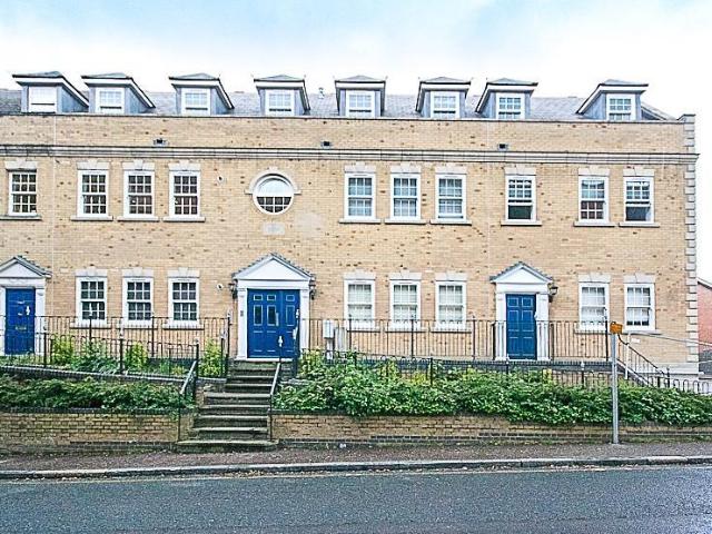 Crown Street, Brentwood 2 bed apartment to rent £1,800 pcm £415 pw