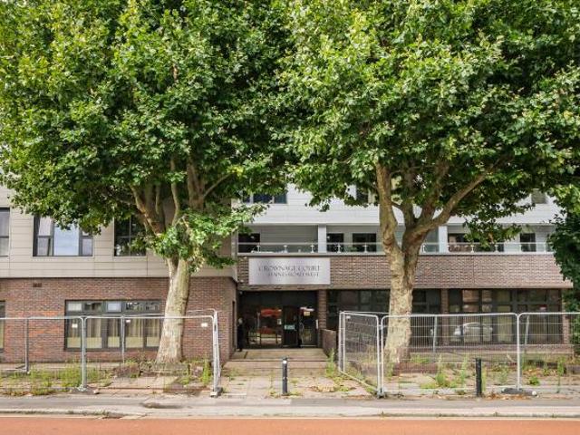 Crownage Court, Sunbury on thames, TW16 Studio to rent £1,050 pcm £242 pw