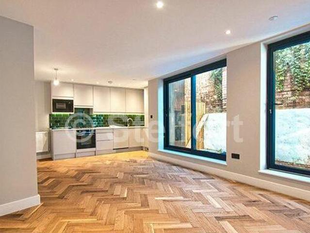 Crownage Close, London, 3 Bedroom Apartment