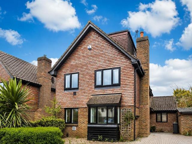 Crowntree Close, Isleworth TW7 5 bed house to rent £4,000 pcm £923 pw