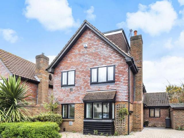 Crowntree Close, Isleworth TW7 5 bed house to rent £4,000 pcm £923 pw