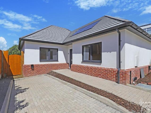 Crows Road, Epping CM16 3 bed detached bungalow to rent £3,250 pcm £750 pw