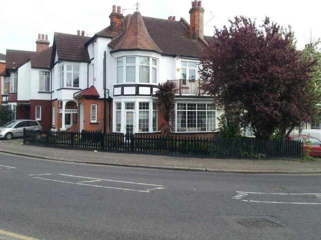 Crowstone Avenue, Essex SS0 2 bed flat to rent £1,350 pcm £312 pw