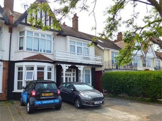 Crowstone Avenue, Westcliff On Sea, 2 Bedroom Apartment
