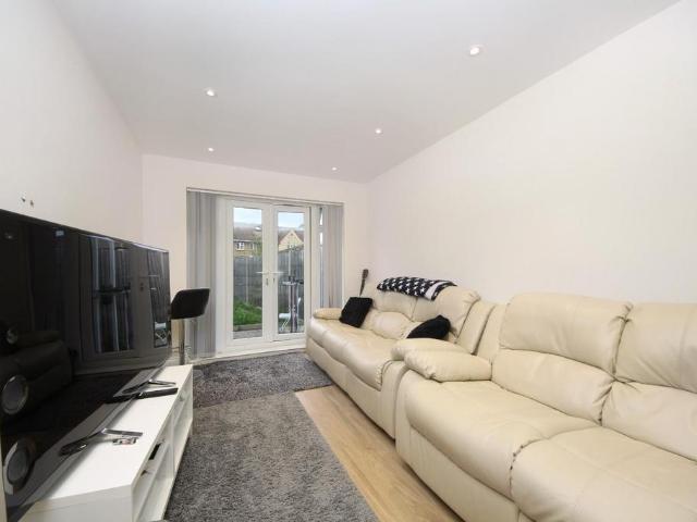 Crowther Avenue, TW8 2 bed flat to rent £2,500 pcm £577 pw