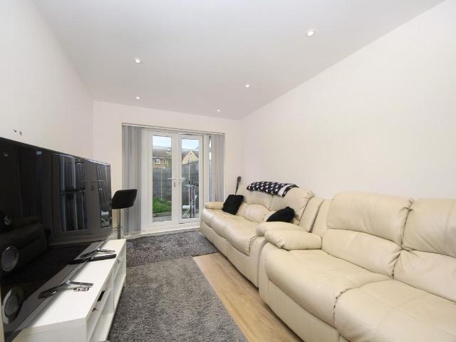 Crowther Avenue TW8, 2 bed flat to rent, £2,500 pcm | PrimeLocation