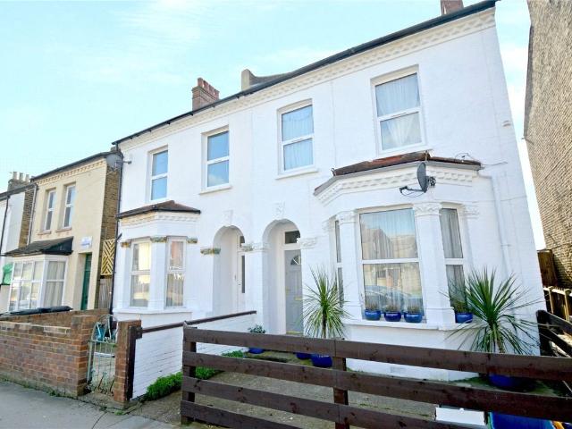 Crowther Road, London SE25, 3 bed flat to rent, £2,000 pcm | PrimeLocation