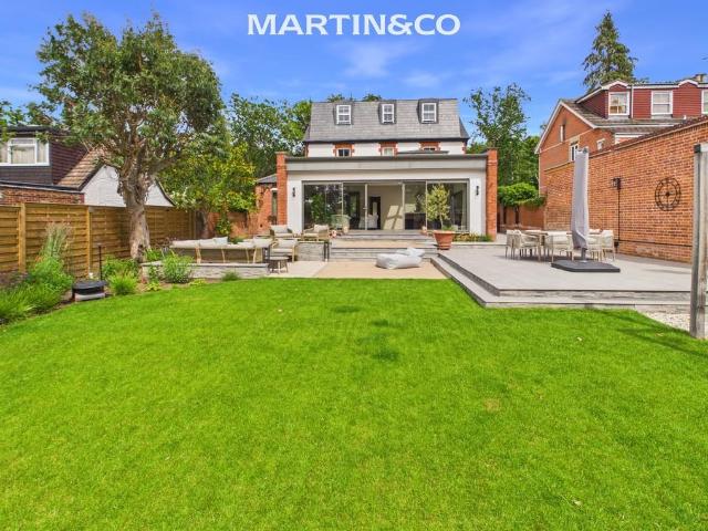 Crowthorne, Berkshire 5 bed detached house to rent £4,500 pcm £1,038 pw