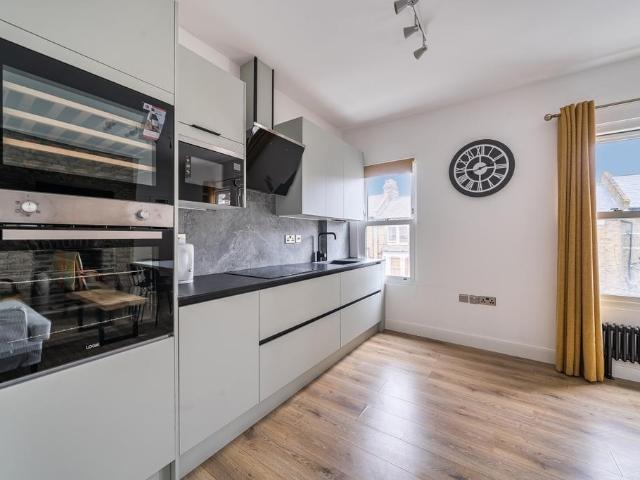 Croxley Road London W9 2 bed flat to rent £3,748 pcm £865 pw