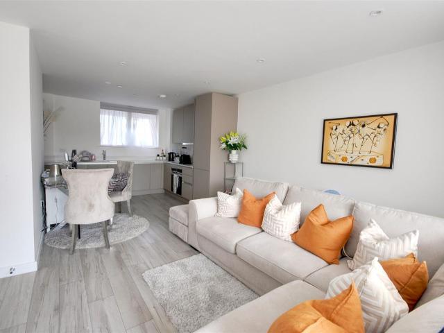 Croxley View, Watford WD18, 1 bed flat to rent, £1,350 pcm | PrimeLocation