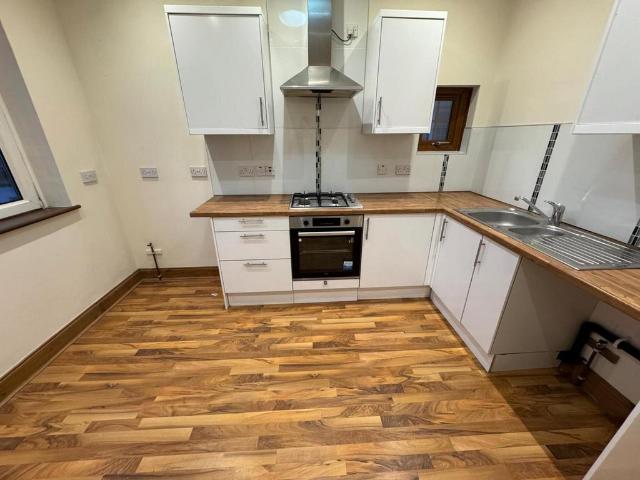 Croydon CR0 4 bed detached house to rent £3,000 pcm £692 pw