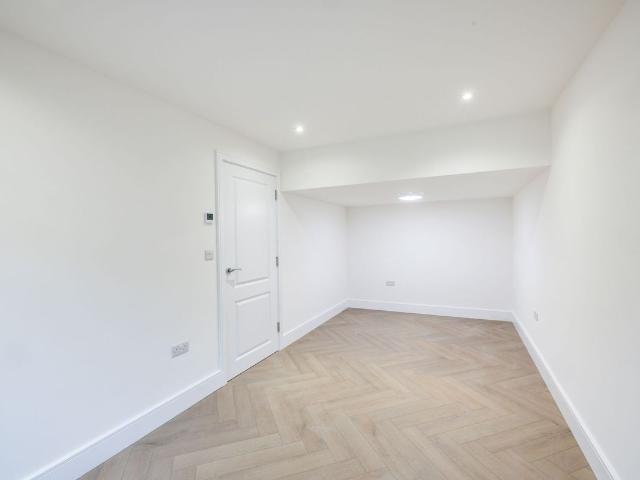 Croydon CR0, 2 bed flat to rent, £1,650 pcm | PrimeLocation