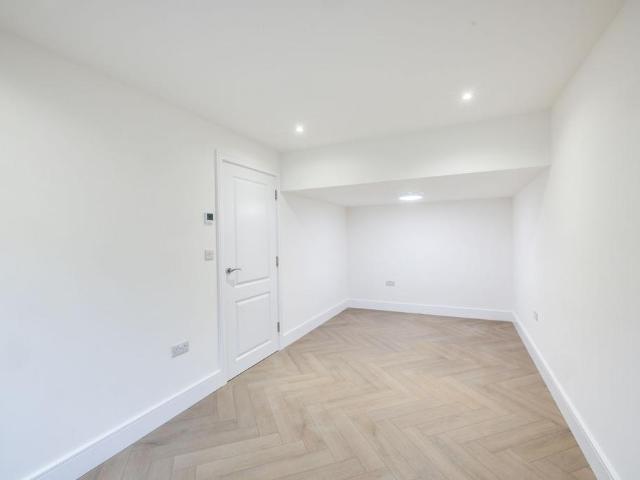 Croydon, CR0 2 bed flat to rent £1,650 pcm £381 pw