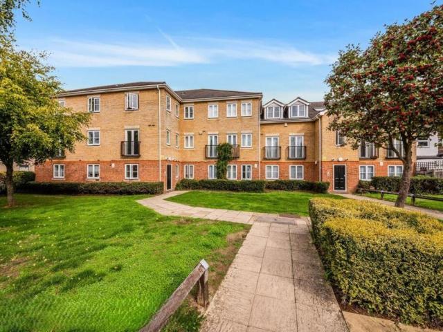Croydon CR0 2 bed flat to rent £1,800 pcm £415 pw