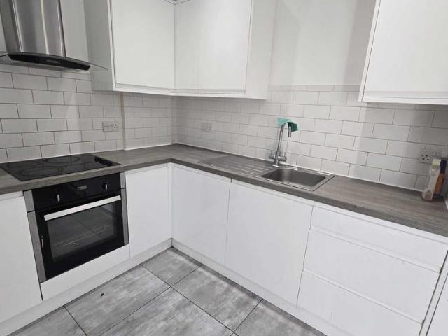 Croydon CR0 2 bed flat to rent £1,800 pcm £415 pw