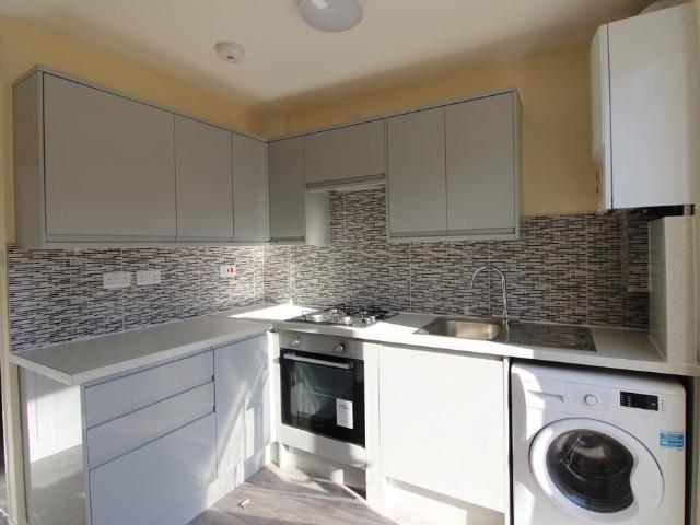 Croydon CR0 3 bed terraced house to rent £1,900 pcm £438 pw