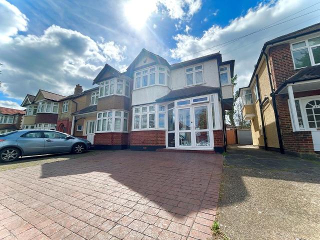 Croydon CR0 3 bed semi detached house to rent £2,400 pcm £554 pw