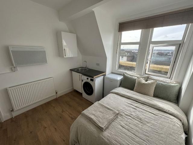 Croydon CR0, Studio to rent, £900 pcm | PrimeLocation