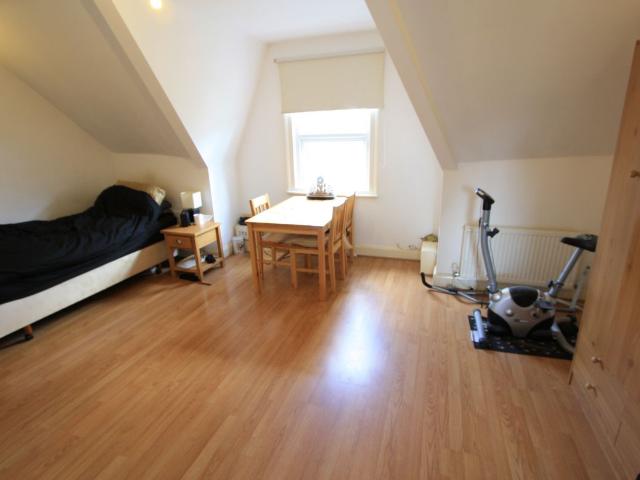 Croydon CR0, Studio to rent, £1,200 pcm | PrimeLocation