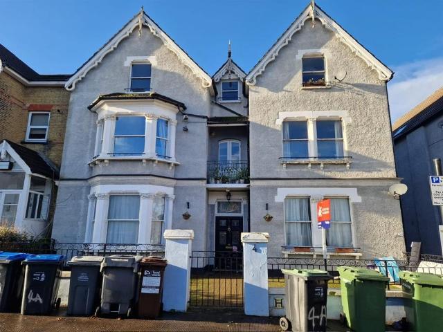Croydon CR2 2 bed flat to rent £1,850 pcm £427 pw
