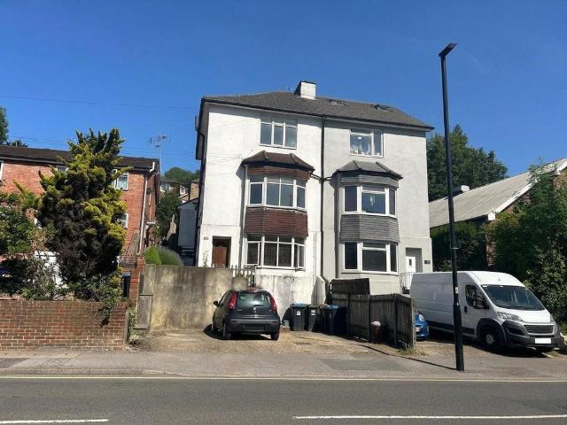 Croydon Road, Caterham 3 bed maisonette to rent £1,750 pcm £404 pw