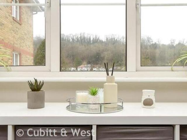 Croydon Road, Caterham, 2 Bedroom Flat