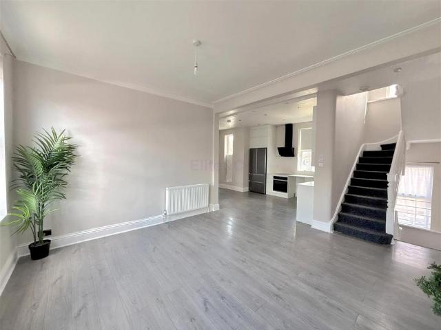 Croydon Road, Beckenham, BR3 4 bed flat to rent £2,700 pcm £623 pw