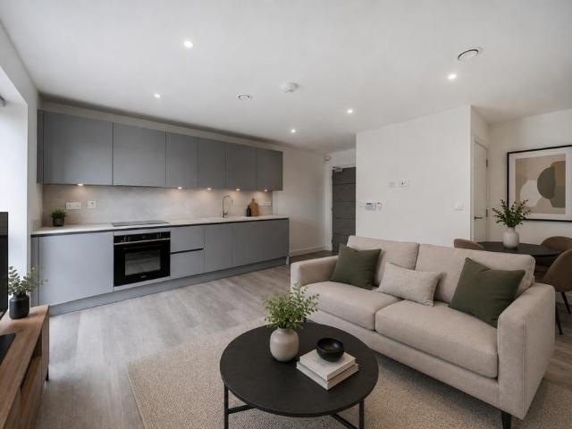 Croydon Road Beckenham BR3 Studio to rent £1,375 pcm £317 pw