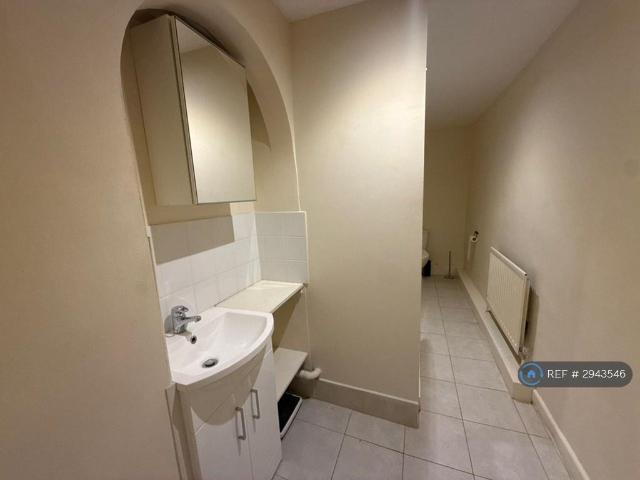 Croydon Road, Sutton, SM6 1 bed flat to rent £1,425 pcm £329 pw