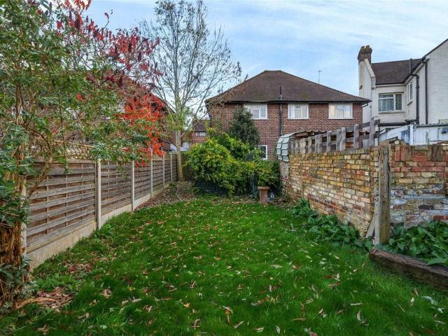 Croydon Road, West Wickham BR4, 2 bed maisonette to rent, £1,800 pcm | PrimeLocation