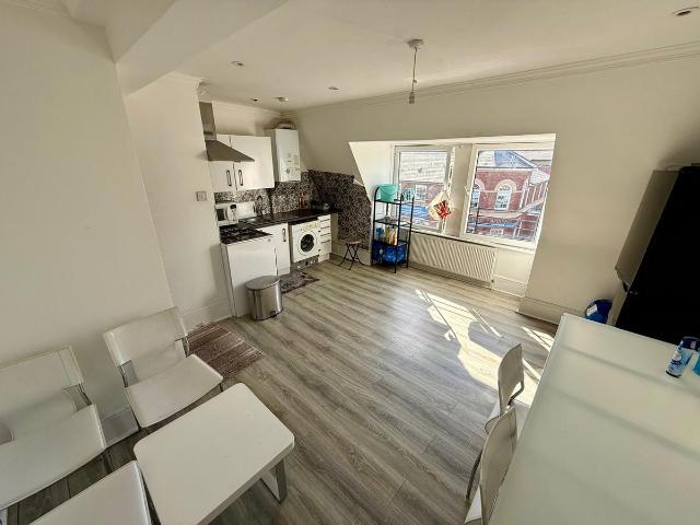 Croydon SE25, 1 bed flat to rent, £1,400 pcm | PrimeLocation