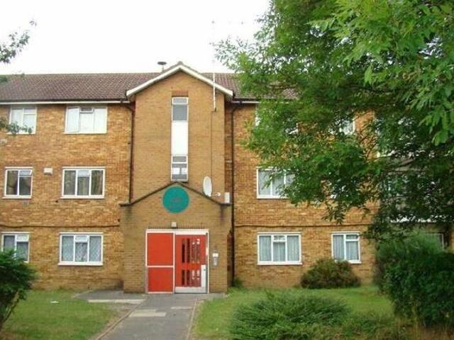 Croyde Avenue, Hayes, 2 Bedroom Flat