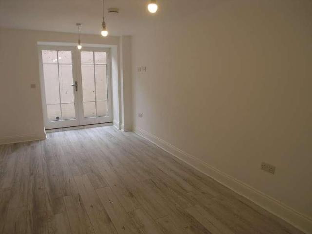 Crocketts Lane, B66