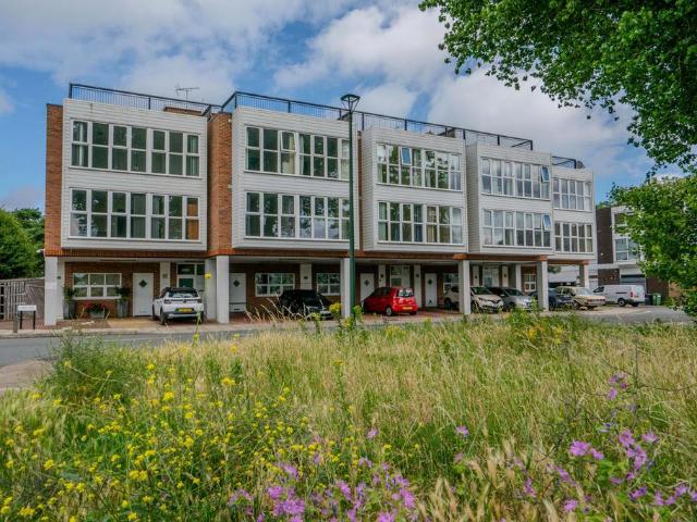 Croft Way, Richmond, TW10 2 bed apartment to rent £2,500 pcm £577 pw