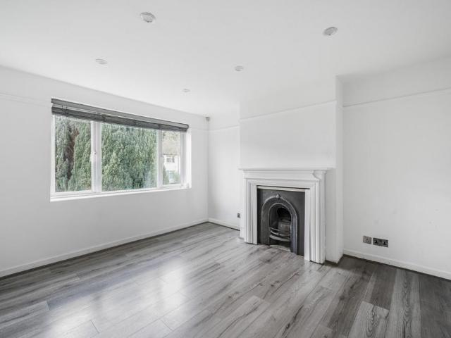 Croft Close Chislehurst BR7 2 bed flat to rent £1,725 pcm £398 pw