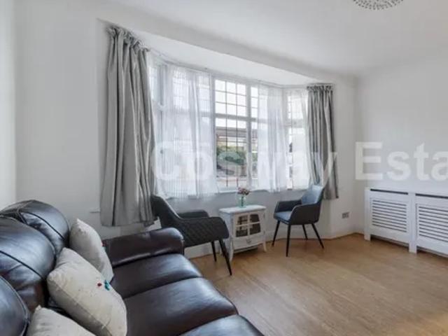 Croft Close, London, NW7 4QL, United Kingdom | 4 bed duplex for rent #115916456 | Rentberry