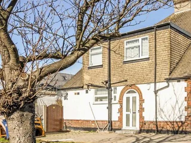 Croft Close, London, NW7 4QL, United Kingdom | 3 bed duplex for rent #140657567 | Rentberry